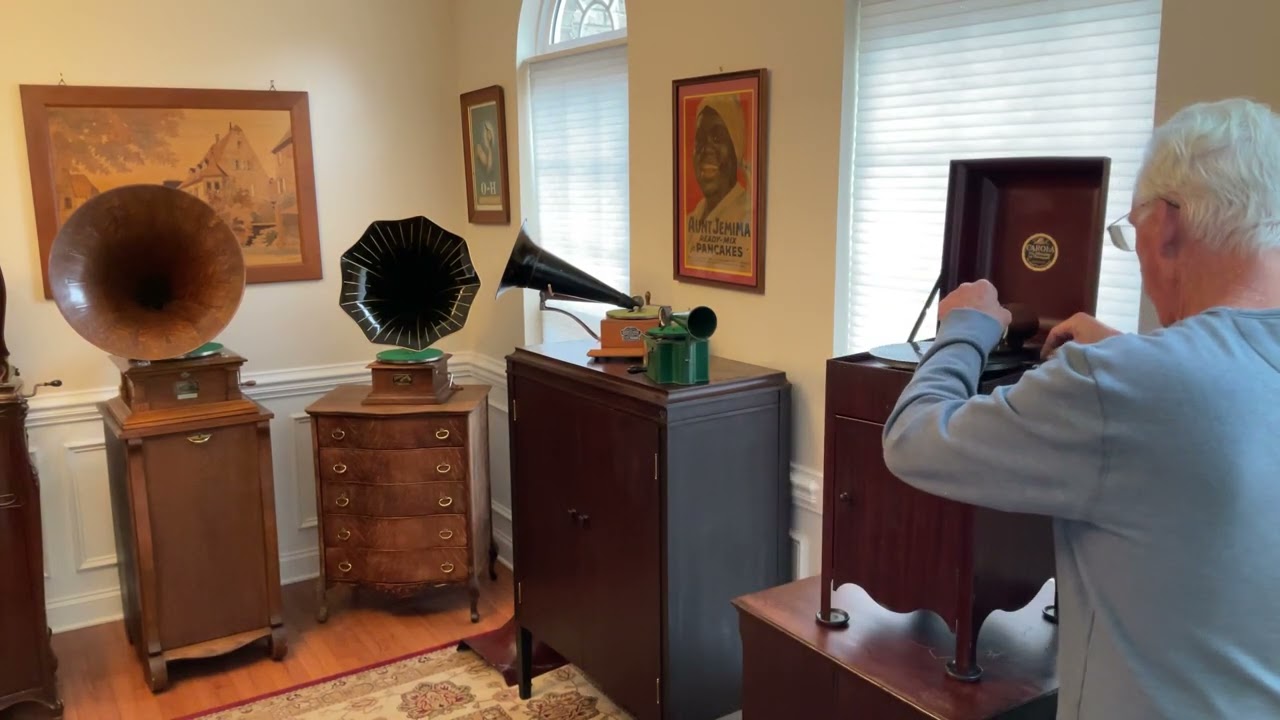 1298.  Introducing the Carola phonograph