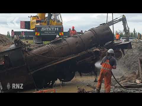 Lumsden hoists 1885 V-class locomotive from tonnes of river muck | RNZ