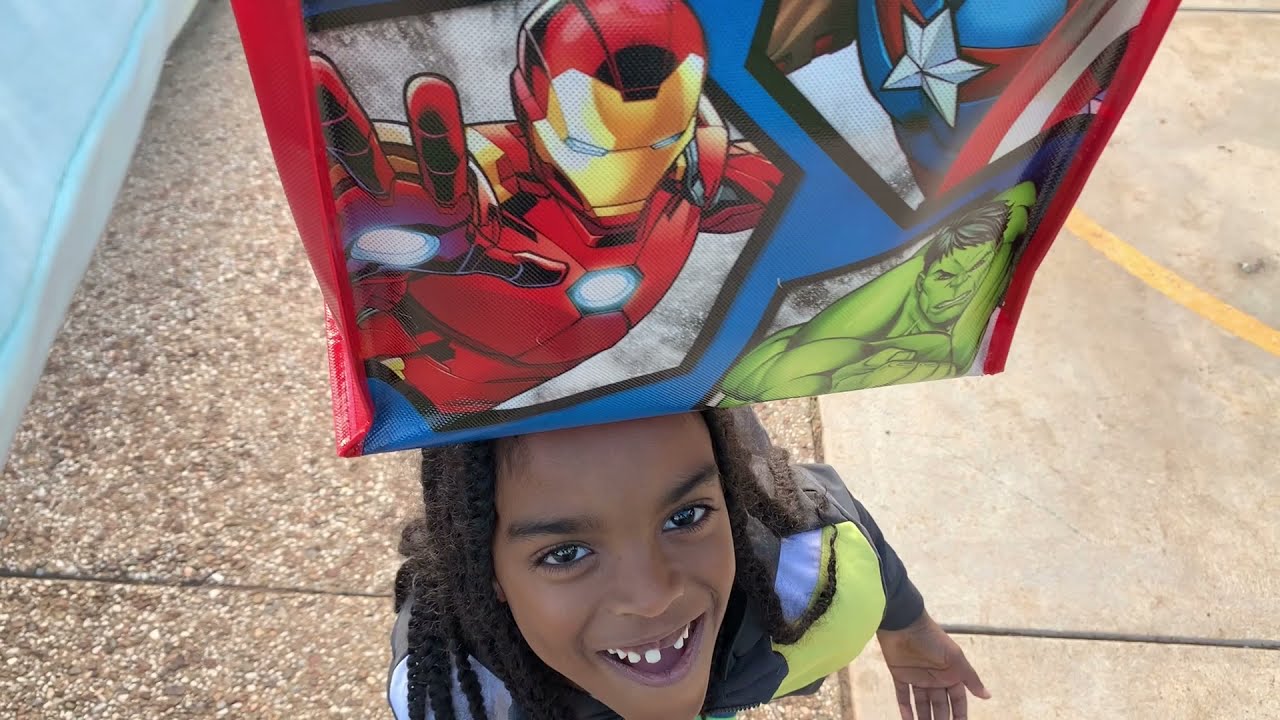 THE AVENGERS (MARVEL AVENGERS DELUXE ACTIVITY BAG 2021) OVER 50 PIECES!!  Marvel Avengers movie.