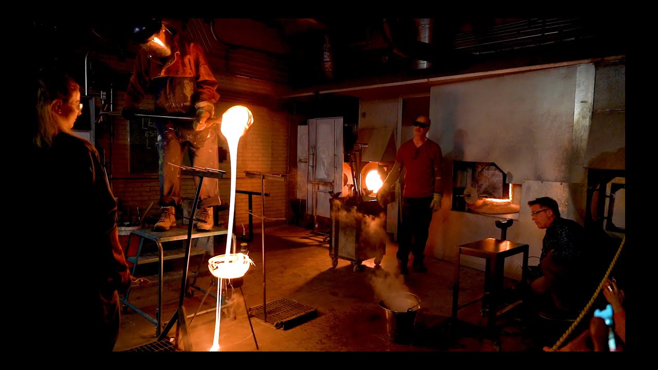 «Le verre est un liquide» -  Performance de Zou Desbiens - À Espace VERRE
