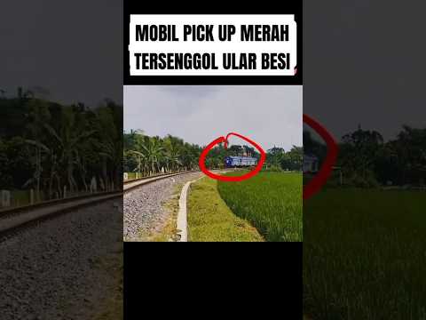 MOBIL PICK UP TERSENGGOL KERETA BATARA KRESNA DI PERLINTASAN SEBIDANG #kereta #keretaapi