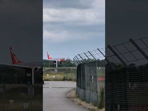 Jet 737 Landing. Leeds Bradford Airport UK 🇬🇧 #landing #737 #jet2