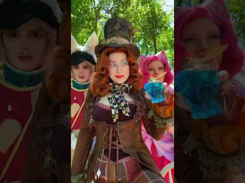 no alice dont shrink!! 🫨 #cosplay #cosplays #aliceinwonderland #madhatter #aliceinwonderlandcosplay