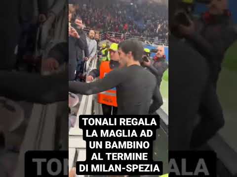 Tonali regala la maglia ad un bambino al termine di Milan-Spezia #Tonali #AcMilan #MilanSpezia