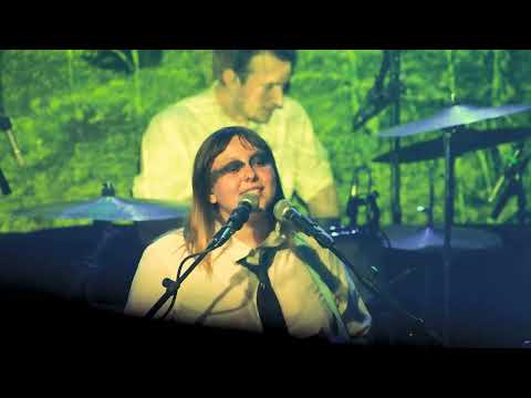 Leo - Annie DiRusso (Fine Line)