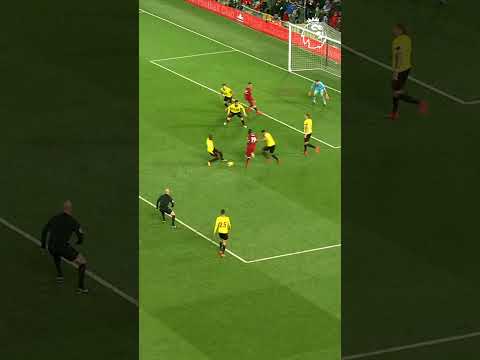 Mohamed Salah tricked all 3 defenders!