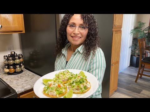 “Sopes”, antojitos mexicanos. **English translation available in settings/cc