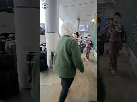 Look ~ MAS or Singapore Airlines Stewardess At LAX Los Angeles Airport Terminal B At Arrival