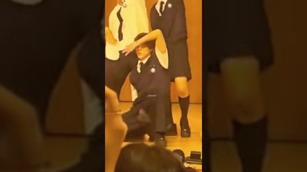 Sion ripped his pants revealing his big d*** print #SION #NCT #NCTWISH #FANCAM