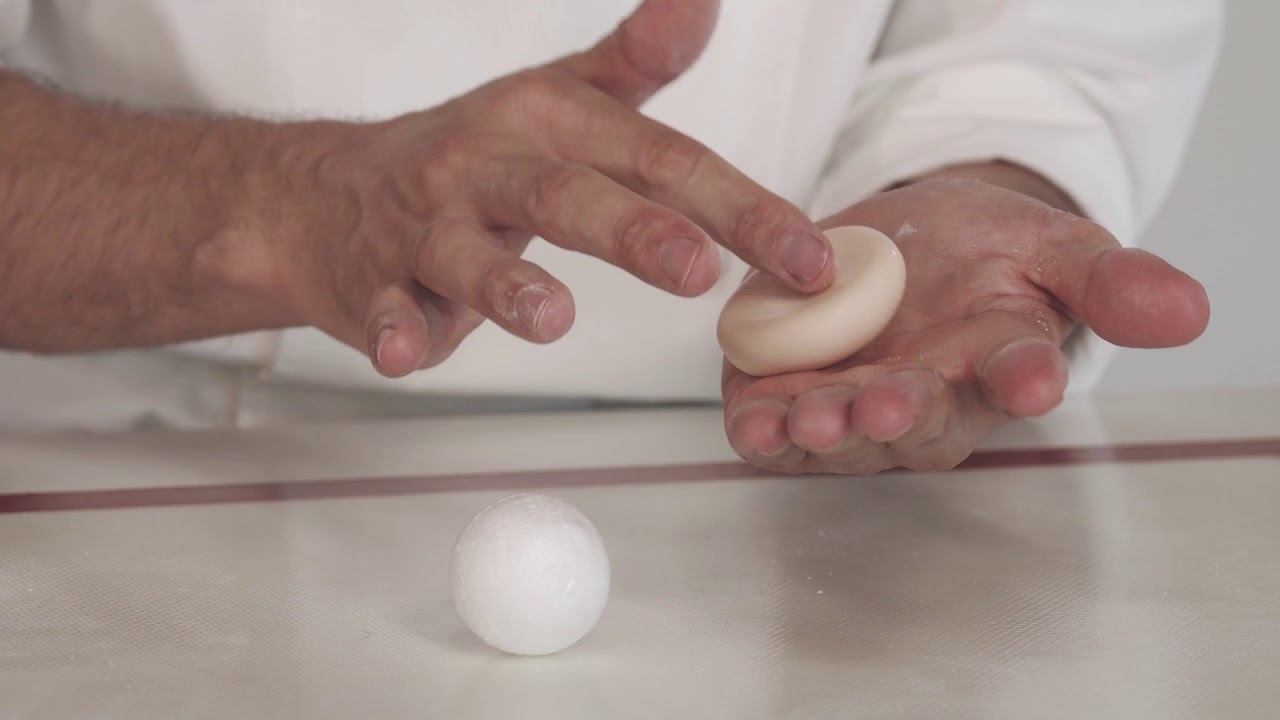 Cómo cubrir una esfera de poliestireno | How to cover a poly ball shape with sugar-paste