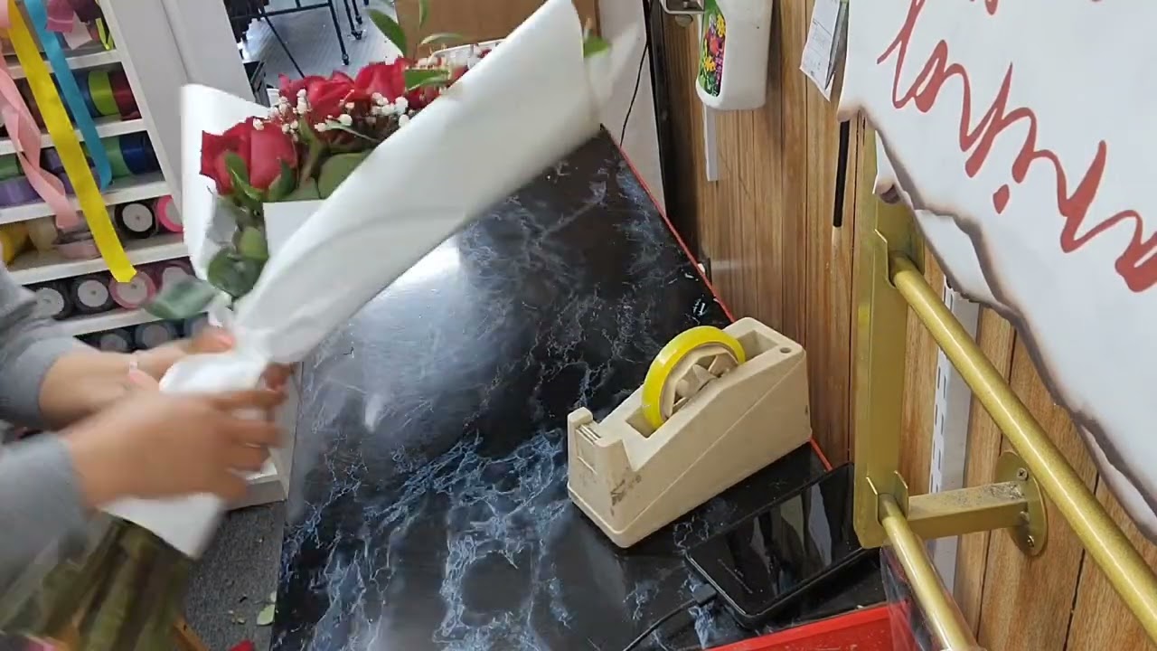 Ramo de 24 rosas rojas en cascada con papel coreano/ bouquet 24 red roses with coreano wrapping