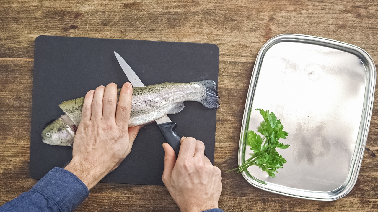 Fisch filetieren: Tipps und Tricks für das Lachs filetieren | fooby.ch