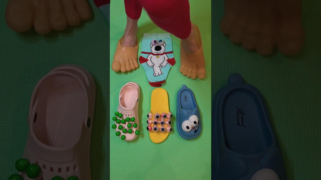Super cool giant eye sandals 👀🦶 foot slippers for her🦵🌞#trending #love #viralvideo