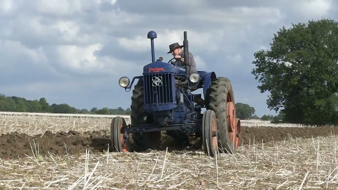 FORDSON MAJOR E27N TRACTORS PLOUGHING