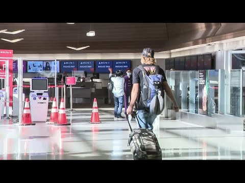 Health Officials Recommend 2-Week Quarantine for Holiday Air Travelers