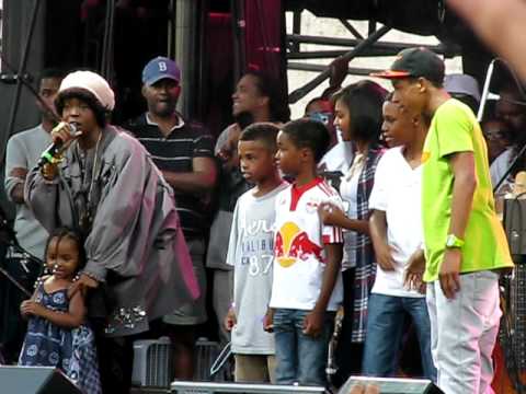 Lauryn Hill Brings Her Kids Onstage, Reunites With Pras