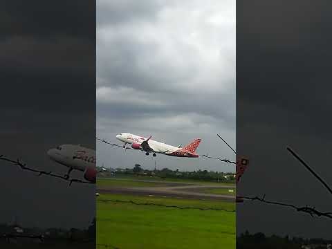 Batik Air A320-214 ID7052 PK-LZH Take Off Palembang #a320 #batikair #liongroup #shorts #shortvideo
