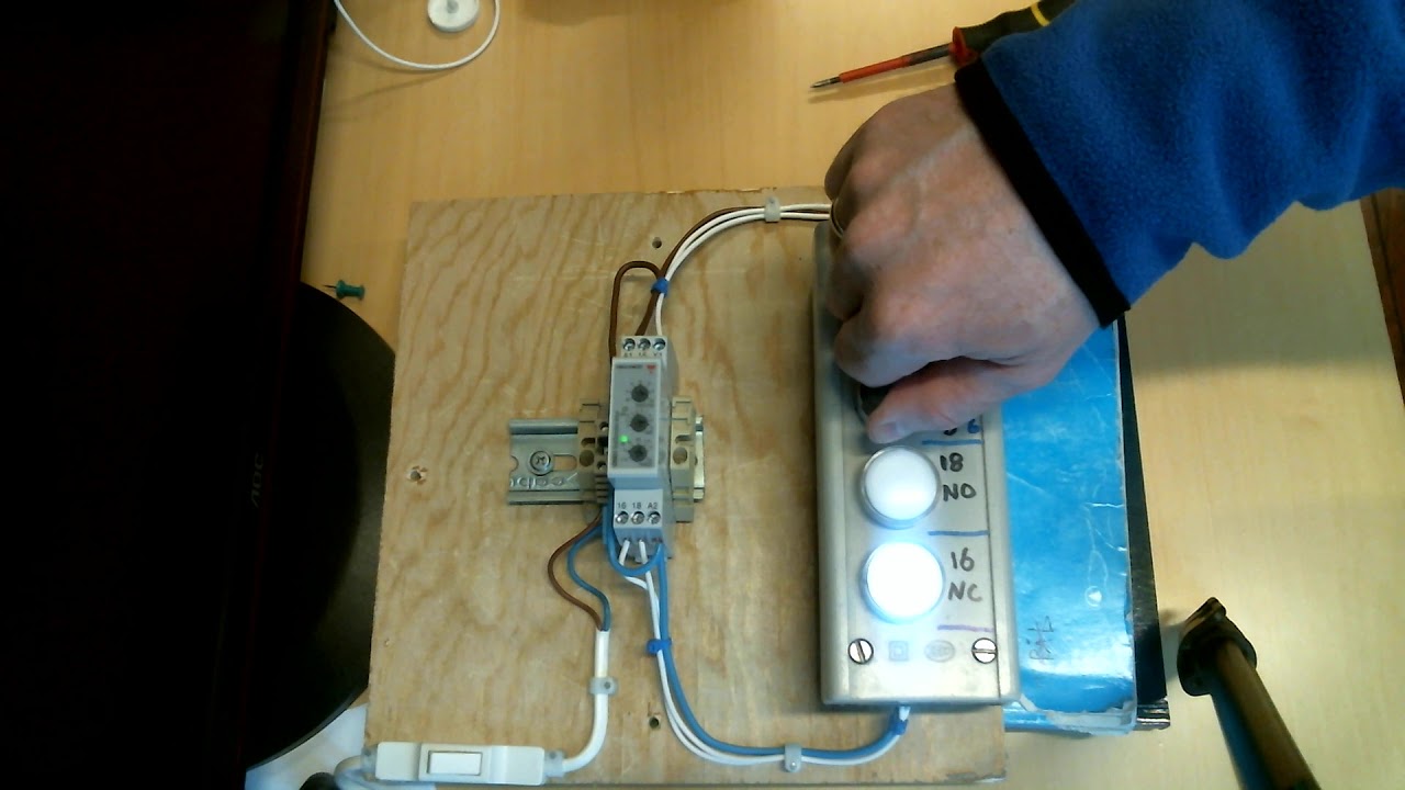 Carlo Gavazzi dmb51: Multifunction relay timer. Function: Io (Interval on trigger open)