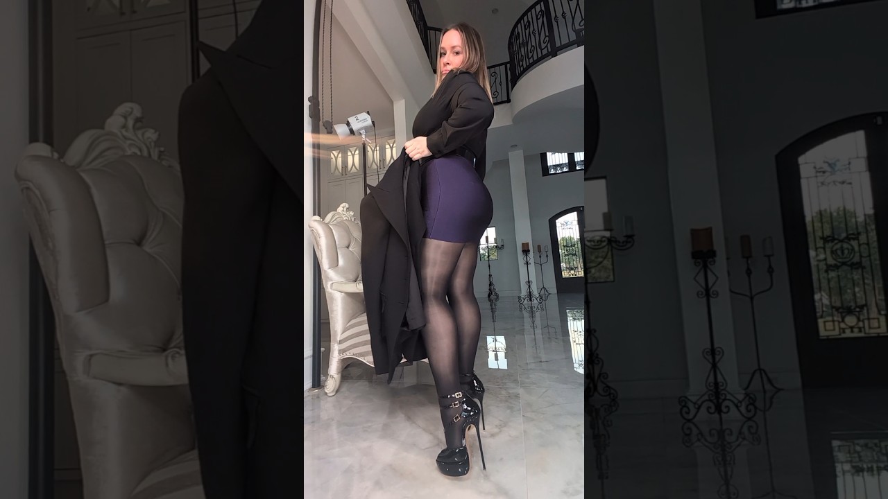 👸🏻 Today's OOTD, like? #pantyhose #heels #ootd