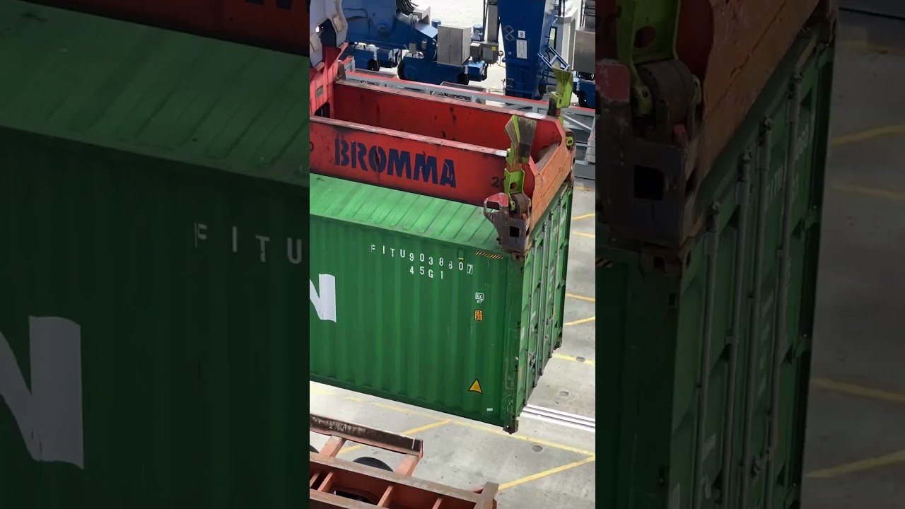 How shipping containers are loaded #containershipping #ship #charleston
