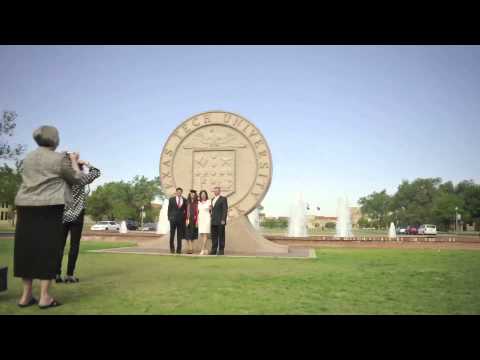 Graduating Seniors Take Pictures with Seal: Timelapse