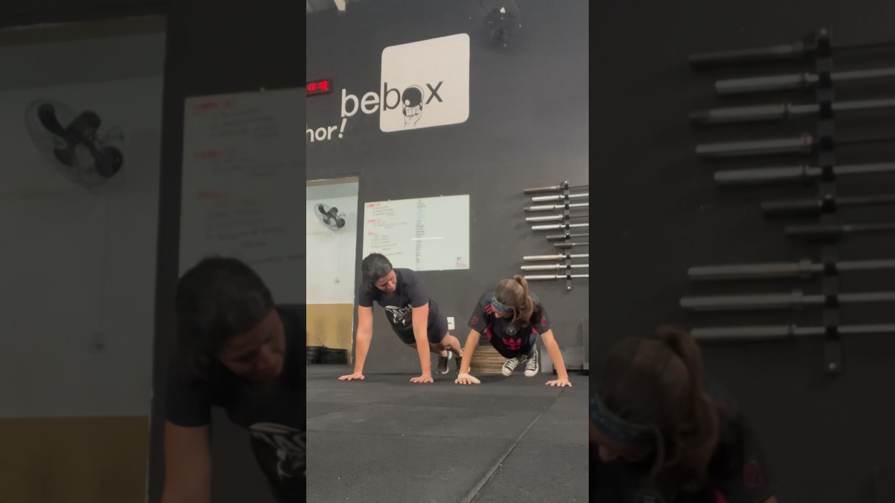 Mais um dia de treino da minha garotinha. #workout #gymforkids #treino #pushup