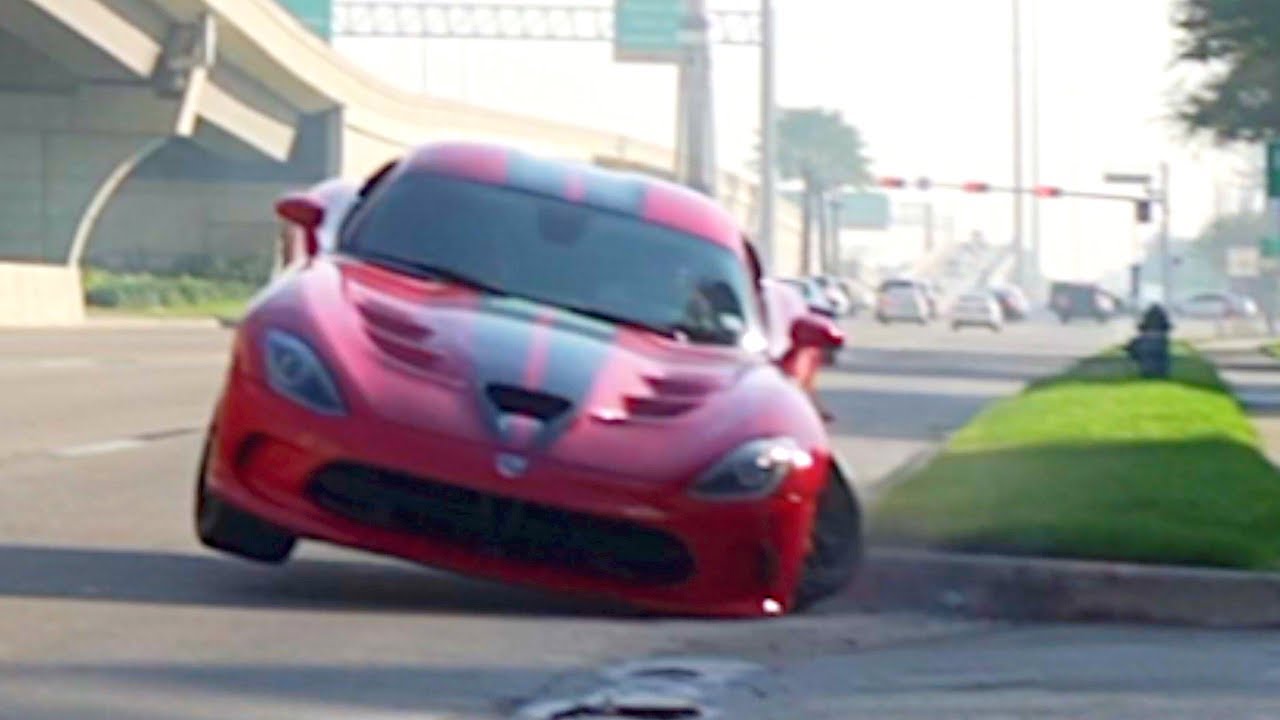 Viper Crashes Leaving Cars and Coffee Like a Mustang - autoevolution