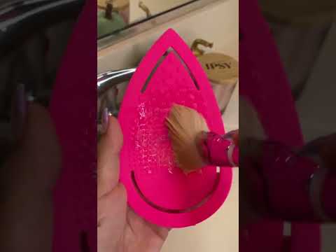 How to clean your makeup brushes! #makeupbrushes #makeuphacks #IPSY