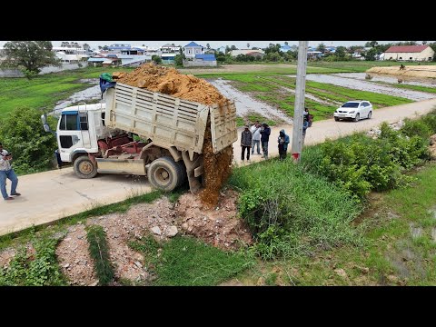 Perfect Filling Land, Operator Skills Bulldozer Push & 5ton Dump Trucks Dumping Soil
