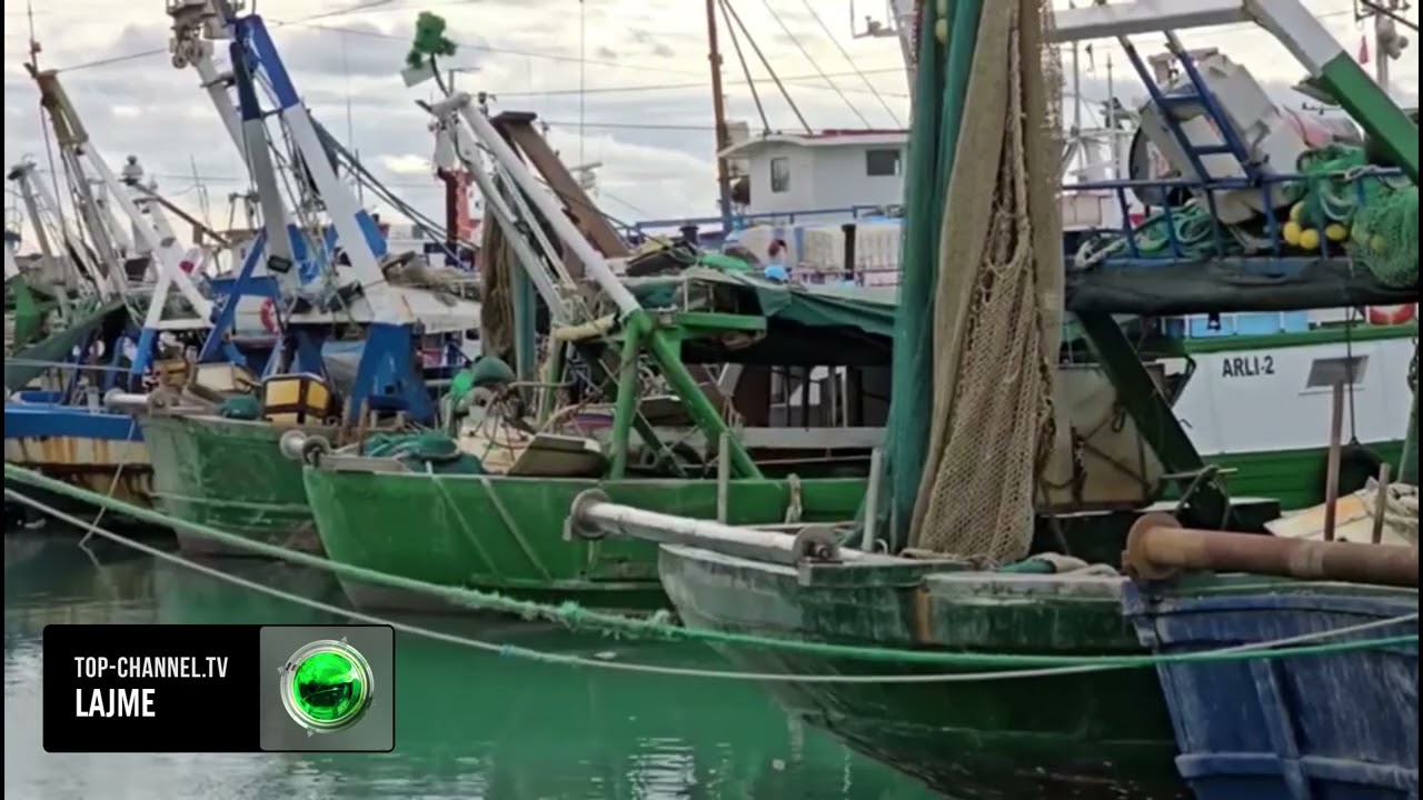 Top Channel/ Moti i keq prek edhe Durrësin, flota e peshkimit pezullon ...