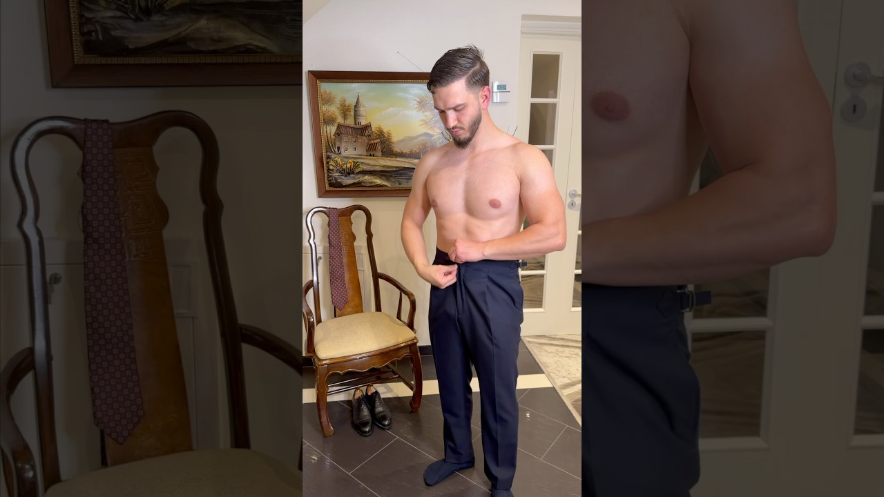 How a Navy Suit Should Be Worn