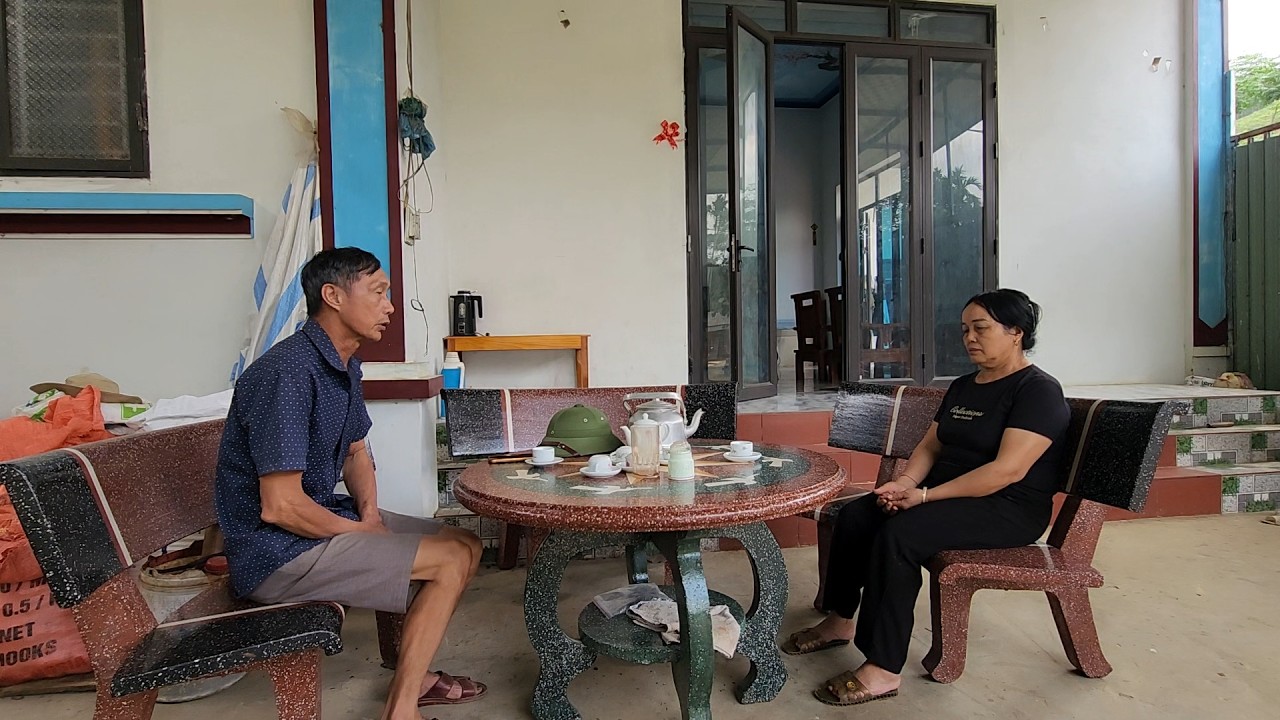What will Mrs. Thúy decide when her ex-husband comes and wants to share the debt?