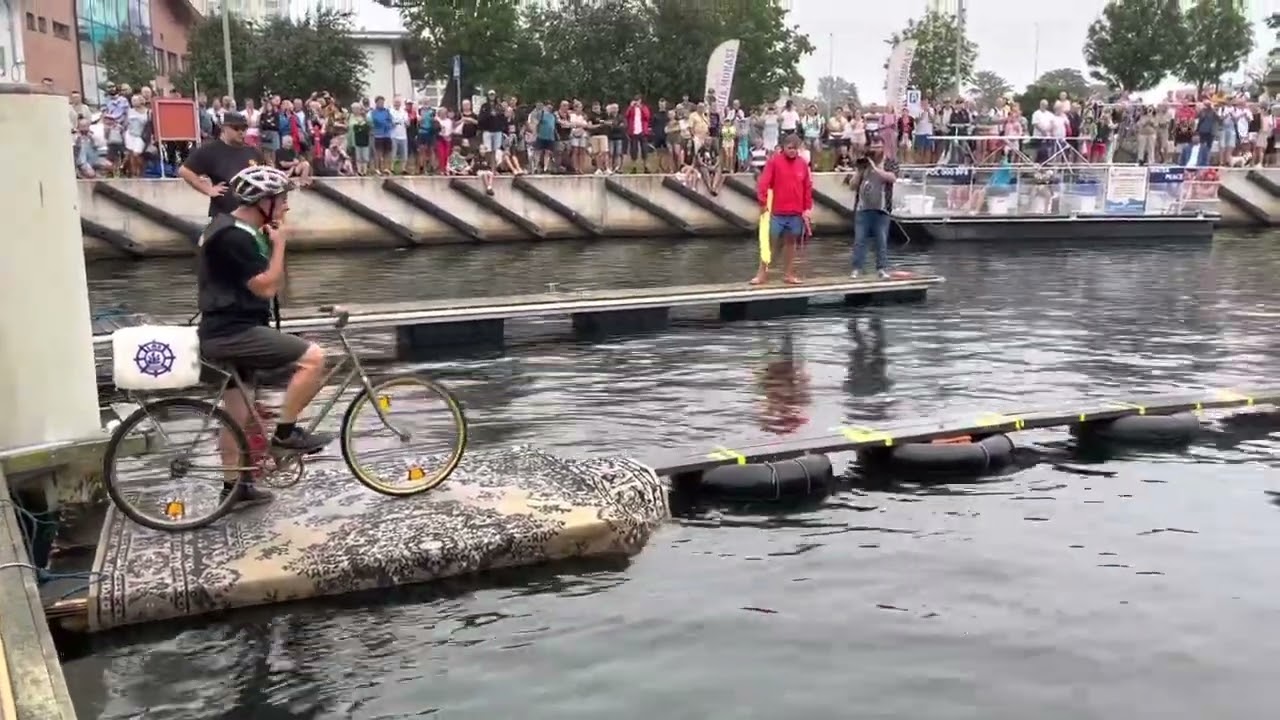 Carl Mottram zwycięzcą tegorocznych zawodów w jeździe rowerem po desce ...