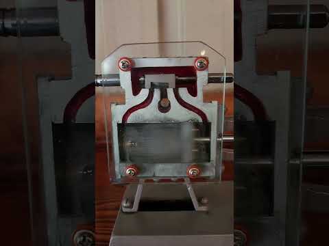 How does a steam engine work? This functioning model shows all #models #steamengine