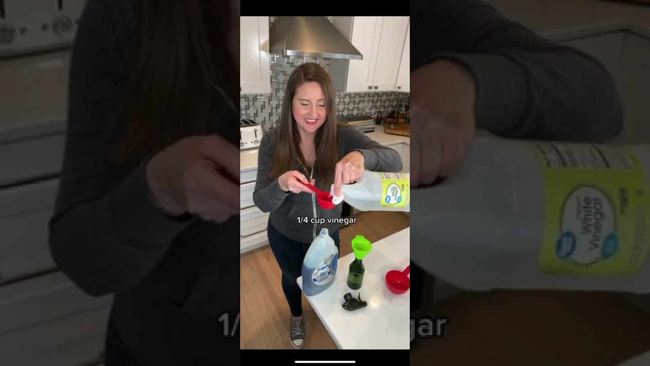 DIY Cleaning Solution for Sparkling Windows + Mirrors #springcleaning #cleaningtips #cleaninghacks