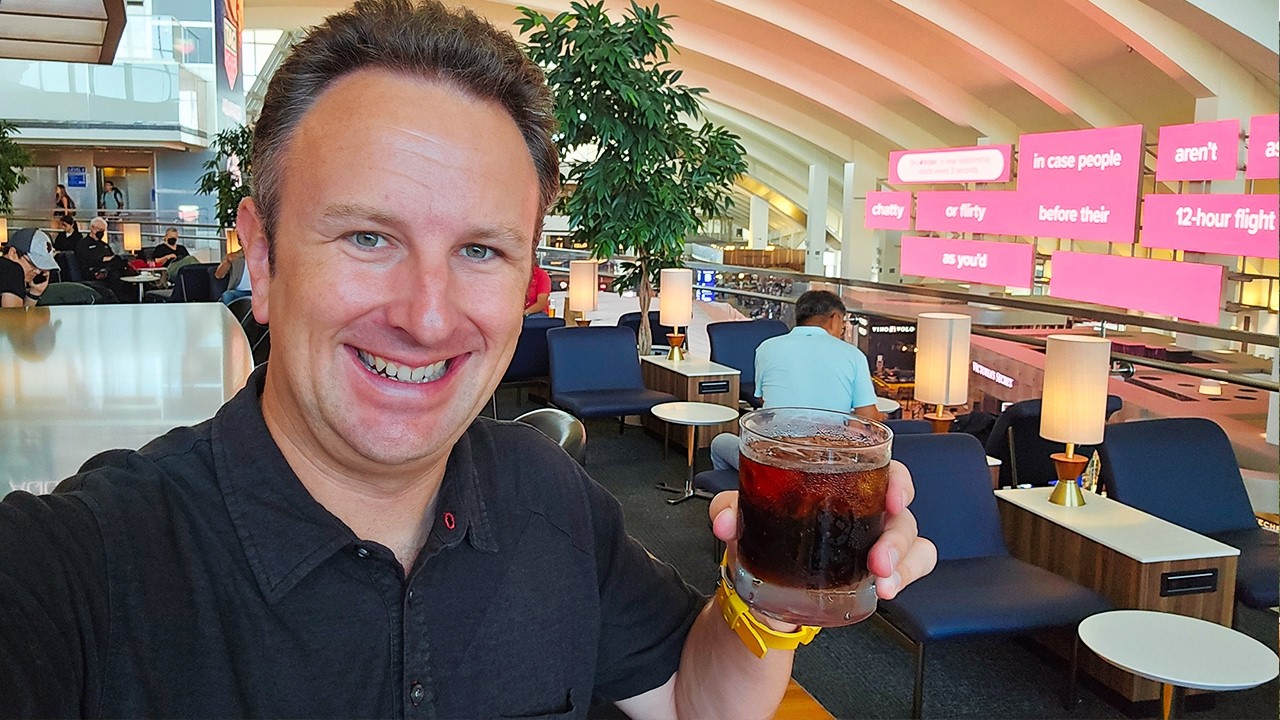 Inside the Star Alliance Lounge @ LAX Los Angeles Airport