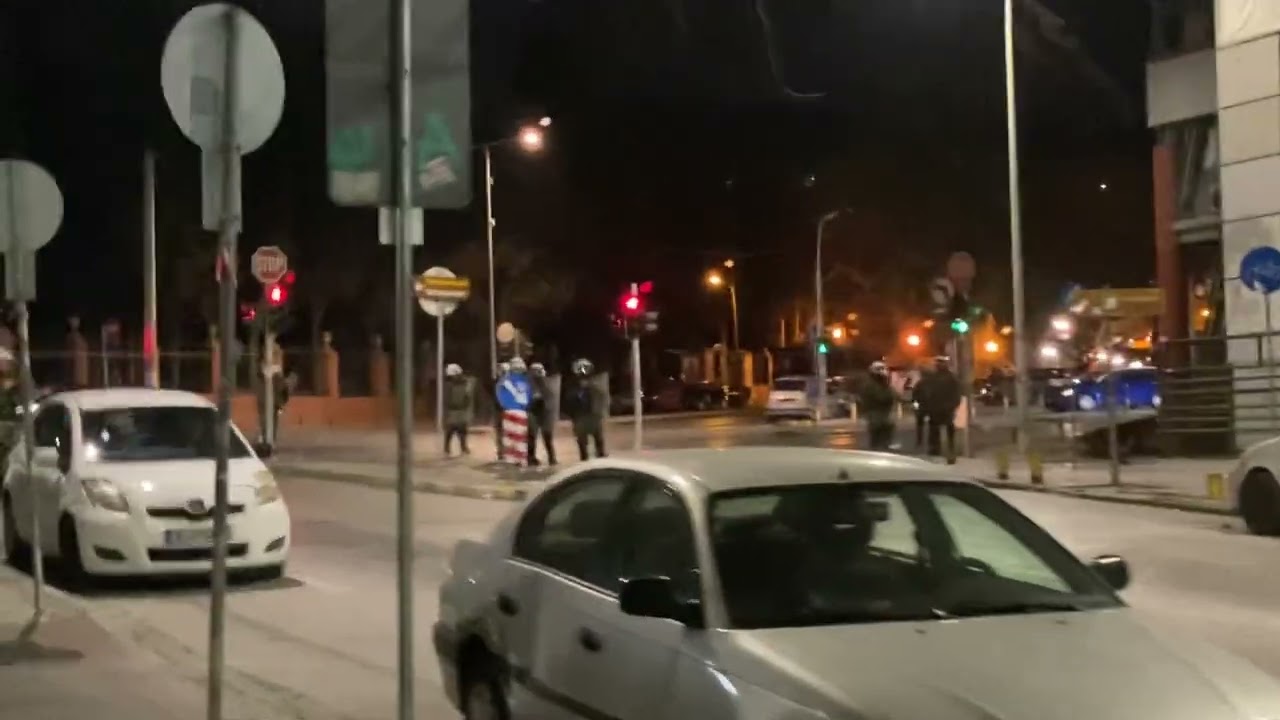 Πετροπόλεμος και χημικά έξω από το ΑΠΘ – Κουκουλοφόροι επιτέθηκαν σε ...