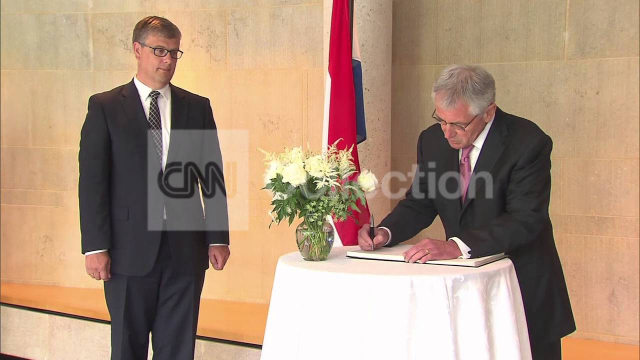 DC:MH17-HAGEL SIGNS CONDOLENCE BOOK