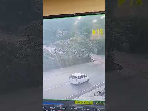 CCTV FOOTAGE‼️| MOTORSIKLO DRIVER TUMILAPON KASAMA ANG SAKAY. #news #accidentnews