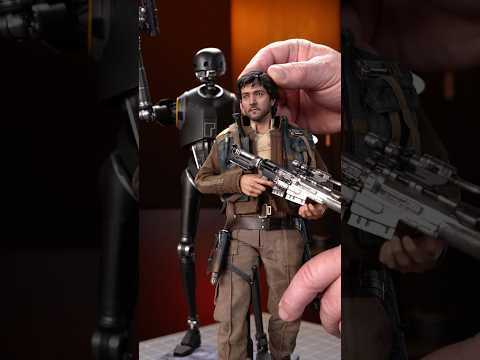 FIRST LOOK Hot Toys Cassian Andor & K-2SO