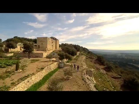 Survol d'une chapelle en Provence