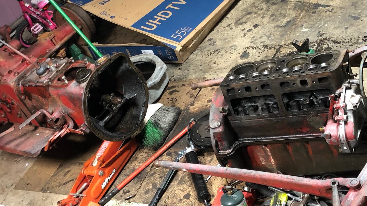 SPLIT A TRACTOR!  Ford 8N Clutch Replacement
