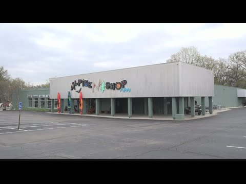 Alpine Shop donating socks to essential workers