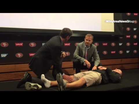 Dr. Tim McAdams show how he initially checks on a knee injury to a 49ers player #49ersHealthTour