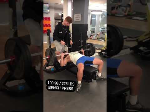 BENCH PRESS 225 LBS / 100 KG | My first time ever