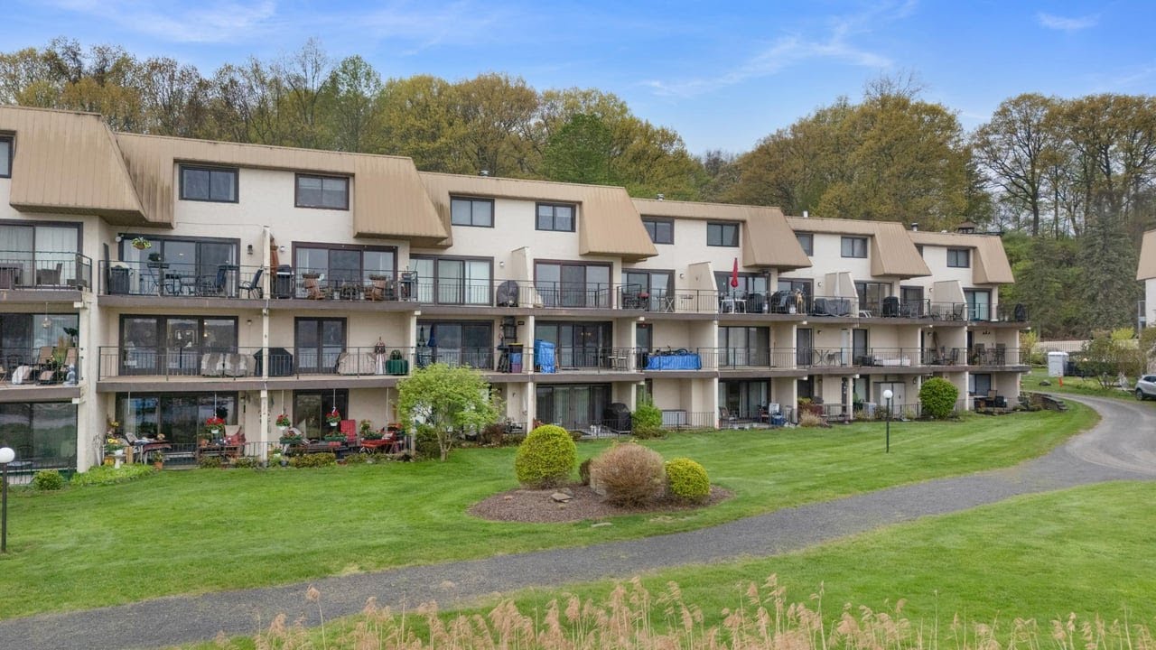 416 Bay Village Dr, Rochester