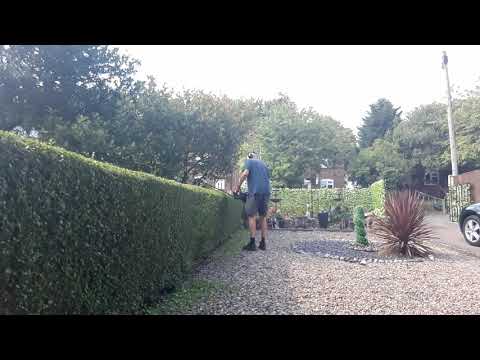 McCullouch Ergolite 6028 hedge trimmer in action 👍☺🙂