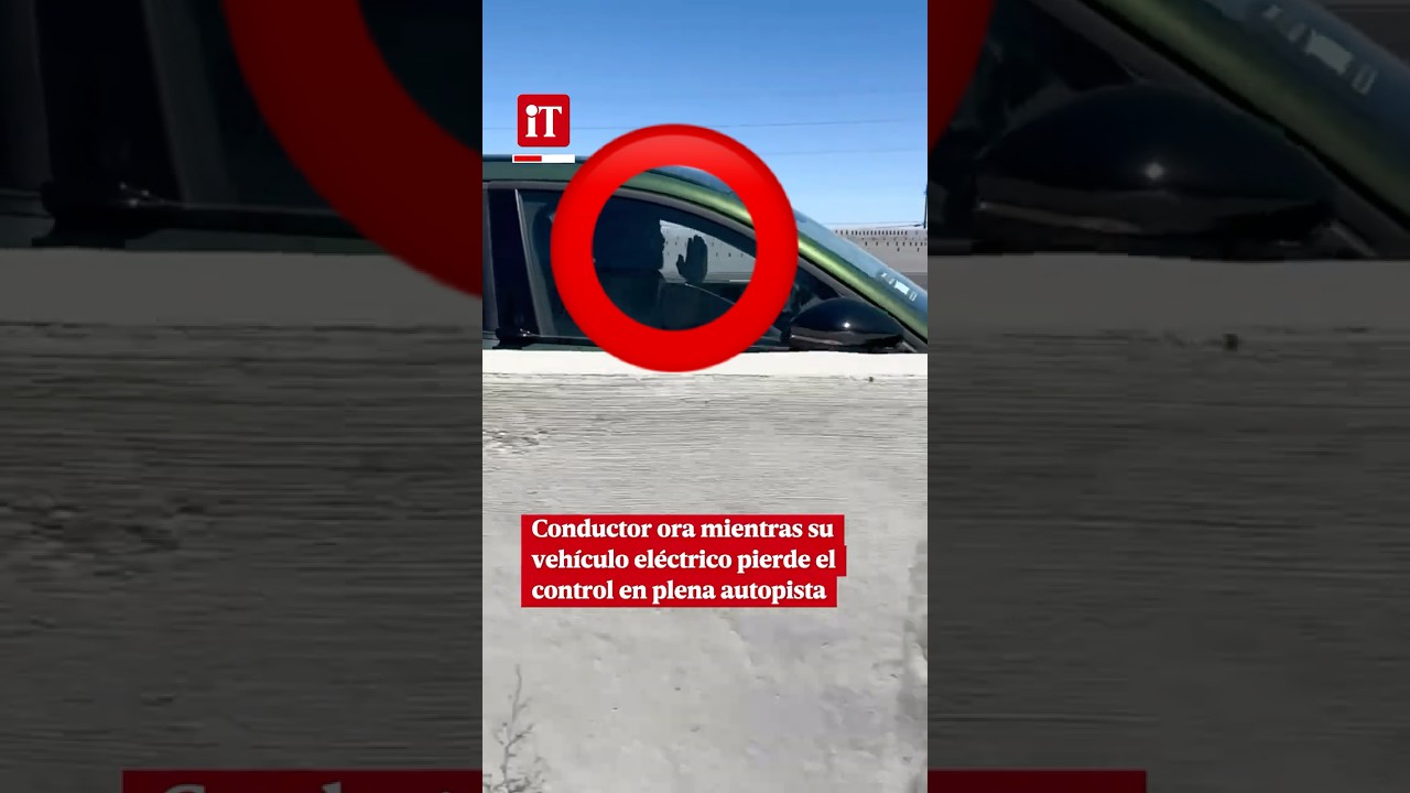 Conductor ora mientras su vehículo eléctrico pierde el control en plena autopista