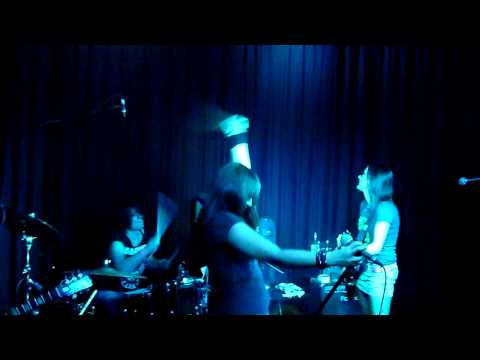 The Ramonas - Beat On The Brat