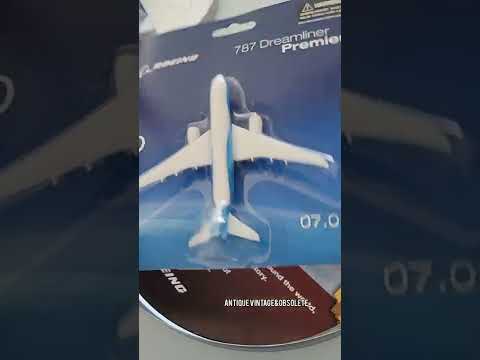 Boeing 787 Dreamliner Premiere scale model airplane